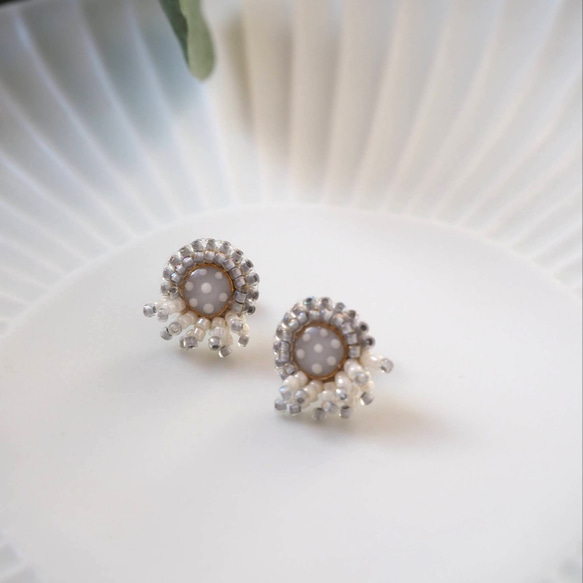 Dot飾りピアス(gray×white) ピアス（スタッド・一粒） kauris 通販 19356471｜Creema(クリーマ)