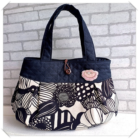 手刺繍ブローチ付き♪ふっくらタックのトートバッグ トートバッグ プロフ必読☆たくかい 通販 19369188｜Creema(クリーマ)