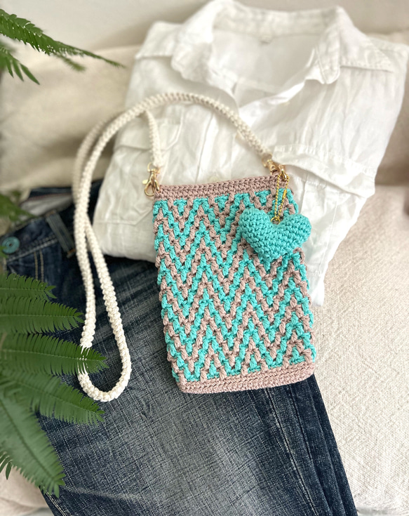 《送料無料》スマホショルダー ☆ light brown&turquoise シェブロン柄のかぎ針編み ショルダーバッグ ...