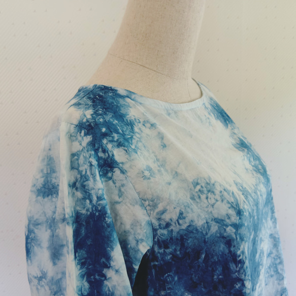 藍染め ふわりと軽い薄手コットンブラウス 七分袖 ブラウス 手染め～十色のおくりもの～ toiro 通販 19408063｜Creema(クリーマ)