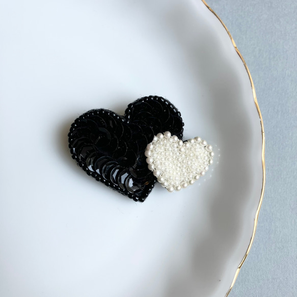 ハート blackスパンコール ビーズ刺繍ブローチ ブローチ ryoca 通販 19418615｜Creema(クリーマ)