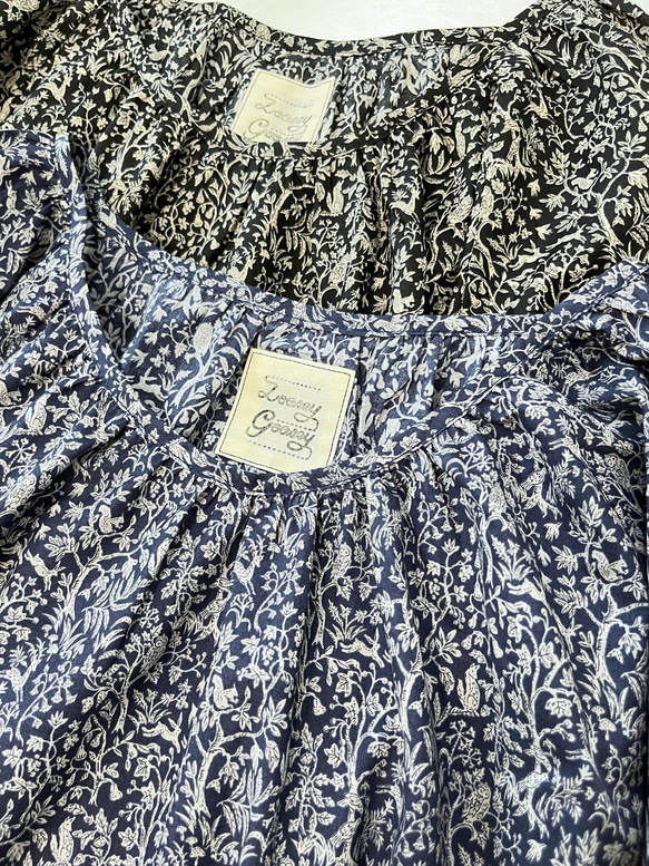 深い森と動物たちの半袖ワンピース＊ポケット付＊国産綿100％＊うさぎキツネ小鳥＊フリーサイズ＊ダークネイビー ワンピース loosey ...