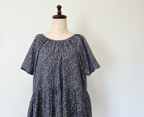 深い森と動物たちの半袖ワンピース＊ポケット付＊国産綿100％＊うさぎキツネ小鳥＊フリーサイズ＊ダークネイビー ワンピース loosey ...