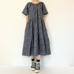 深い森と動物たちの半袖ワンピース＊ポケット付＊国産綿100％＊うさぎキツネ小鳥＊フリーサイズ＊ダークネイビー ワンピース loosey ...