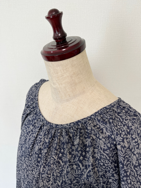 深い森と動物たちの半袖ワンピース＊ポケット付＊国産綿100％＊うさぎキツネ小鳥＊フリーサイズ＊ダークネイビー ワンピース loosey ...