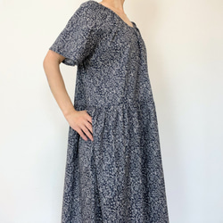 深い森と動物たちの半袖ワンピース＊ポケット付＊国産綿100％＊うさぎキツネ小鳥＊フリーサイズ＊ダークネイビー ワンピース loosey ...