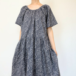 深い森と動物たちの半袖ワンピース＊ポケット付＊国産綿100％＊うさぎキツネ小鳥＊フリーサイズ＊ダークネイビー ワンピース loosey ...