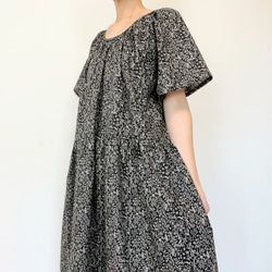 深い森と動物たちの半袖ワンピース＊ポケット付＊綿100％＊リスうさぎ小鳥＊フリーサイズ＊ブラック ワンピース loosey goosey 通販 ...