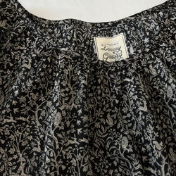 深い森と動物たちの半袖ワンピース＊ポケット付＊綿100％＊リスうさぎ小鳥＊フリーサイズ＊ブラック ワンピース loosey goosey 通販 ...