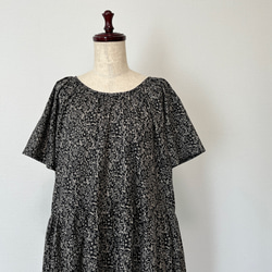 深い森と動物たちの半袖ワンピース＊ポケット付＊綿100％＊リスうさぎ小鳥＊フリーサイズ＊ブラック ワンピース loosey goosey 通販 ...