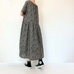 深い森と動物たちの半袖ワンピース＊ポケット付＊綿100％＊リスうさぎ小鳥＊フリーサイズ＊ブラック ワンピース loosey goosey 通販 ...