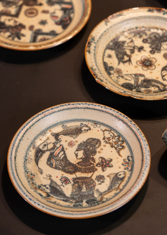 詩瓷集2025新作 景徳鎮手描き染付｜中国伝統影絵芝居模様 菓子皿・茶托 直径約19cm 大皿 詩瓷集 通販 19420129｜Creema ...