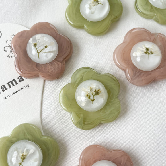 (ﾋﾟｱｽ/ｲﾔﾘﾝｸﾞ)レジン フラワー 花 ユーフォルビア くすみカラー ニュアンスカラー 淡色 イヤリング・ノンホールピアス MR ...