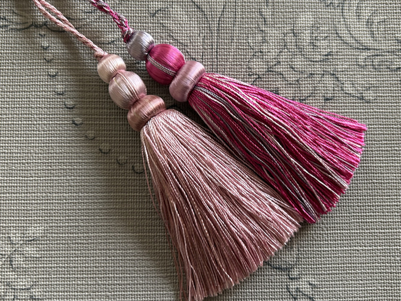 輸入デザインタッセル フューシャーピンク／さくらピンク 巻玉タッセル カルトナージュ バッグチャーム アクセサリーパーツ その他素材 Le ...