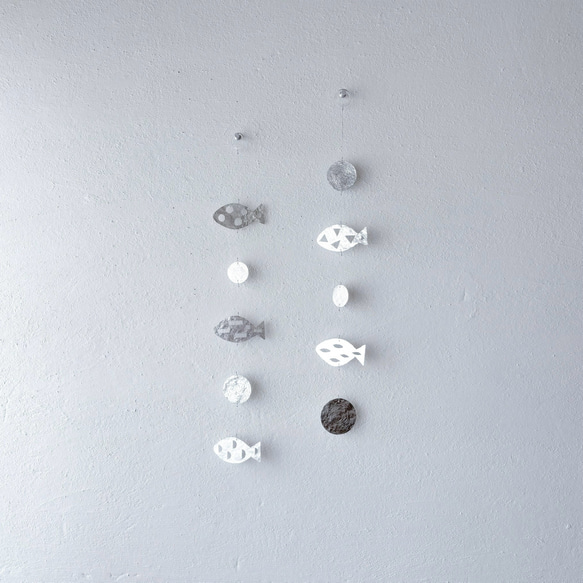 光の中をゆらゆら泳ぐ魚たち / アルミの魚とまるのモービル(2本セット) モビール merico 通販 19420610｜Creema(クリーマ)