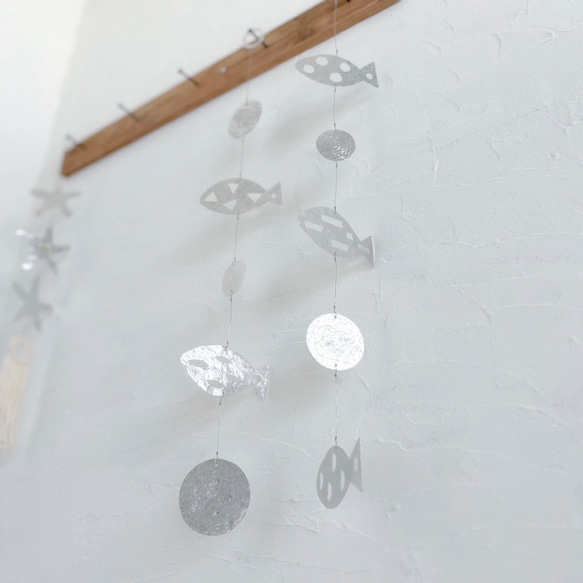 光の中をゆらゆら泳ぐ魚たち / アルミの魚とまるのモービル(2本セット) モビール merico 通販 19420610｜Creema(クリーマ)