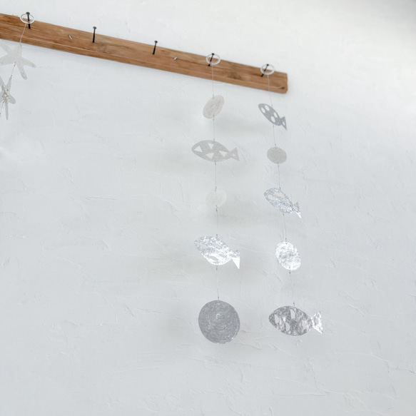 光の中をゆらゆら泳ぐ魚たち / アルミの魚とまるのモービル(2本セット) モビール merico 通販 19420610｜Creema(クリーマ)