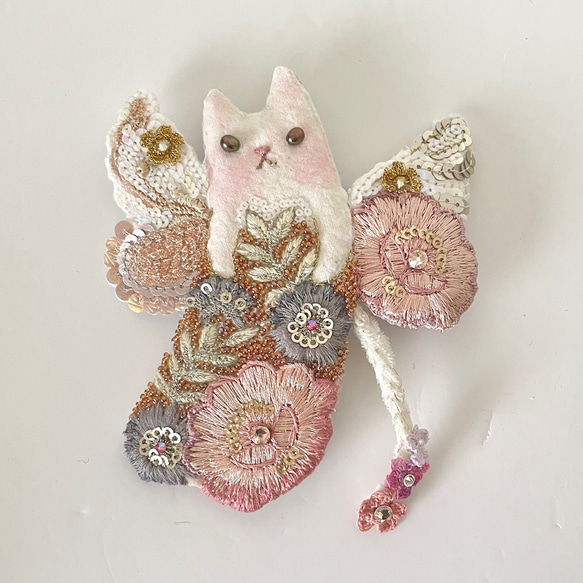 デコレーション chat angel 刺繍ブローチ ブローチ atelier HASU 通販 19424168｜Creema(クリーマ)