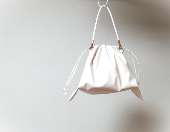 羽が付いた巾着バッグ（白）「クリーマ限定」 巾着バッグ asa 通販 19424932｜Creema(クリーマ)