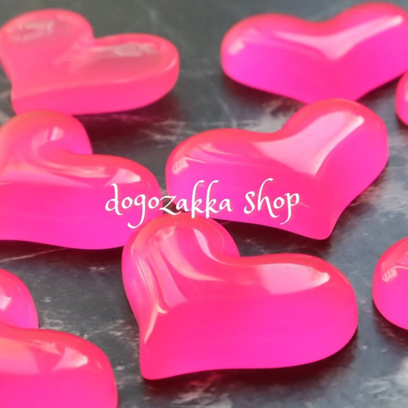 4個☆厚みのあるハートカボション 蛍光ピンク 貼付け デコパーツ アクセサリー ハンドメイド 資材 材料 デコパーツ 道後雑貨店(大量注文受付 ...