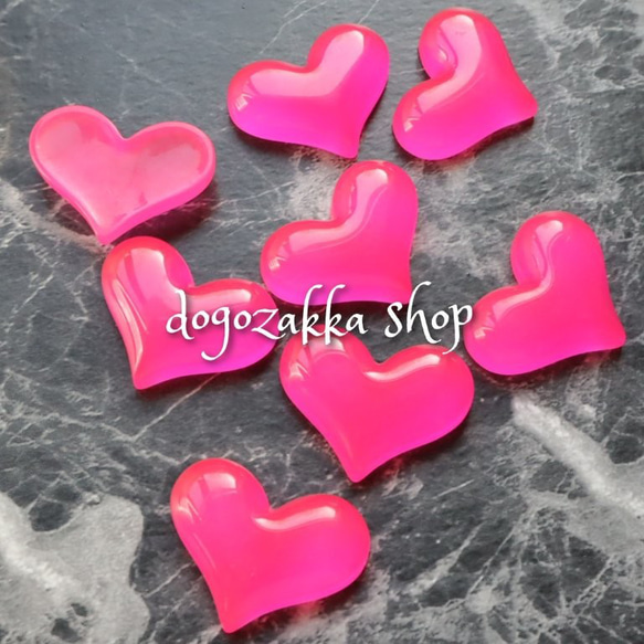 4個☆厚みのあるハートカボション 蛍光ピンク 貼付け デコパーツ アクセサリー ハンドメイド 資材 材料 デコパーツ 道後雑貨店(大量注文受付 ...
