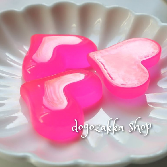 4個☆厚みのあるハートカボション 蛍光ピンク 貼付け デコパーツ アクセサリー ハンドメイド 資材 材料 デコパーツ 道後雑貨店(大量注文受付 ...