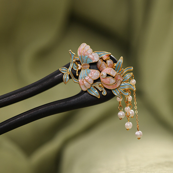 黒檀の手描きの蝶と花のヘアピン かんざし Mujo 通販 19431791｜Creema(クリーマ)