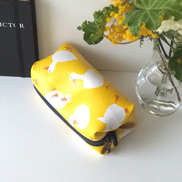 アヒルの合皮ポーチ／イエロー ポーチ wach works 通販 19432075｜Creema(クリーマ)