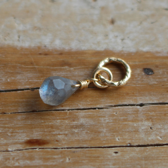 シラーが幻想的 ラブラドライト＜ドロップ・ミニ＞のチャーム（K14GF） ペンダントトップ ESSENCE 通販 19432134 ...