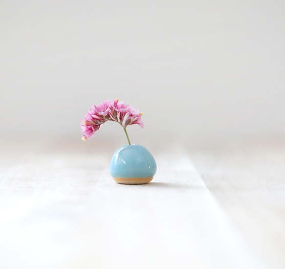 陶土の小さな花立て 水色釉薬 ＊ ドライフラワー付き 一輪挿し・花瓶・花器 TSUCHI-HANAKI 通販 19433291｜Creema ...