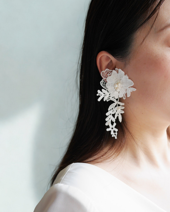 大ぶりレースとパールのブライダルピアス｜ナチュラル＆上品な結婚式アクセサリー「Clart’e（クラルテ）」 ピアス（スタッド・一粒 ...