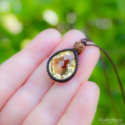 明るいエネルギーで心身を癒し、ポジティブになりたいあなたへ！カットレモンクォーツとルドラクシャのお守りマクラメ ネックレス・ペンダント ...