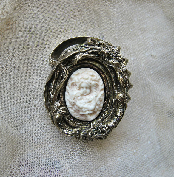 ビスクドール を抱く 少女 のブローチ アンティーク 樹脂カメオ アールヌーボー カメオ フレーム 額 人形 細密 緻密 ブローチ ...