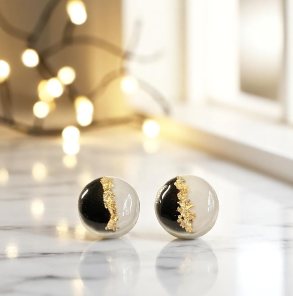 ゴールド×黒×白 まあるい美濃焼タイル 日本の和を感じる伝統工芸焼き物 サージカルステンレスピアス ピアス（スタッド・一粒） Jun ...