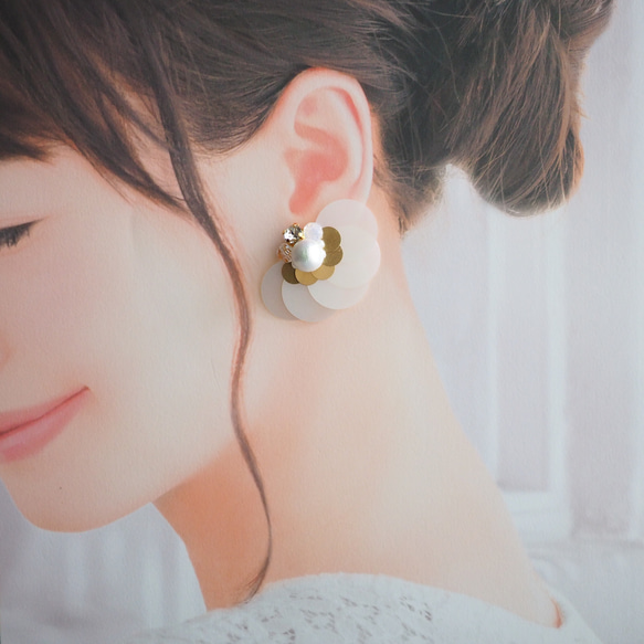 『wing』（ホワイト）大ぶり ピアス/イヤリング【受注】送料無料 ピアス（スタッド・一粒） Beadspan 通販 19503275｜Creema(クリーマ)