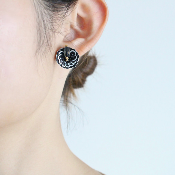 《数量限定》 Swanette petal【noir】ピアス/イヤリング｜影をまとう ピアス（スタッド・一粒） en.fchi. 通販 ...