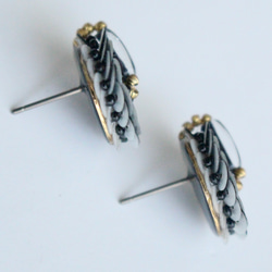 《数量限定》 Swanette petal【noir】ピアス/イヤリング｜影をまとう ピアス（スタッド・一粒） en.fchi. 通販 ...