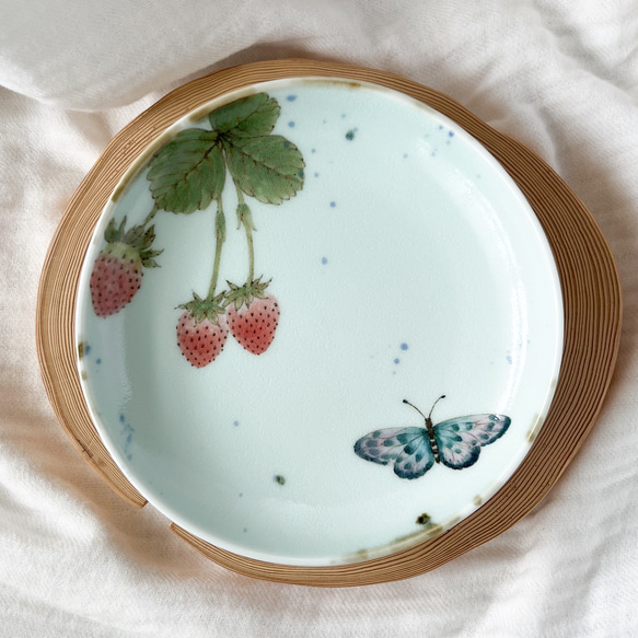 チコロット ️取り皿 ️すべて手描き ️染付け ️普段使いに丁度いい ️plate ️いちご ️蝶 中皿 チコロット 通販 19571396 ...