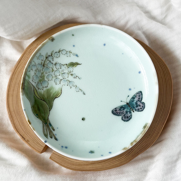 チコロット ️取り皿 ️すべて手描き ️染付け ️普段使いに丁度いい ️plate ️すずらん ️蝶 中皿 チコロット 通販 19571473 ...