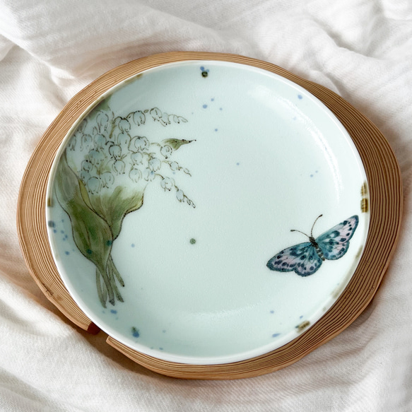 チコロット ️取り皿 ️すべて手描き ️染付け ️普段使いに丁度いい ️plate ️すずらん ️蝶 中皿 チコロット 通販 19571475 ...