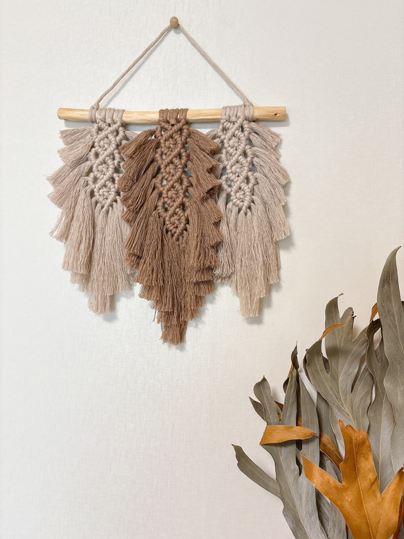 マクラメリーフ・フェザータペストリー/秋インテリア/秋冬/ブラウン/グレージュ/壁掛けインテリア タペストリー・壁掛け ameri by okinawa 通販 19686690｜Creema ...