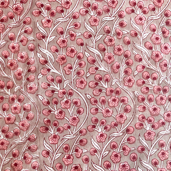 インド ブロックプリント生地[30cm単位切り売り] サンガネリ ピンクフラワー ベージュ地 MT 花 IF0352 生地 totalitat ...