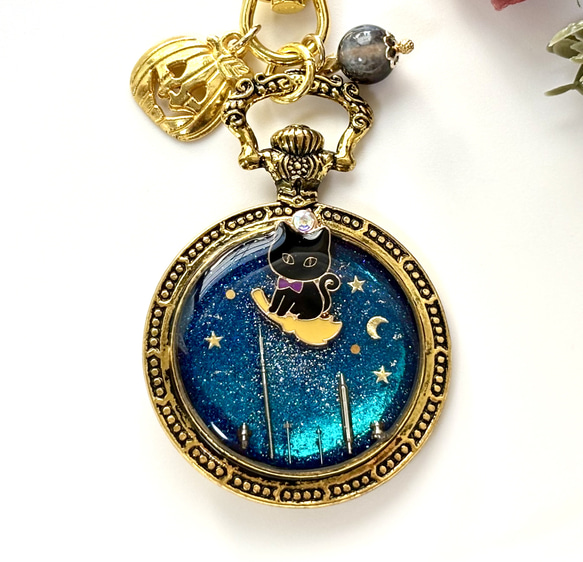 レジン ハロウィンの夜☾⋆ 魔法の箒に乗った猫ᓚᘏᗢ キーホルダー Angel*Cats 通販 19875791｜Creema(クリーマ)