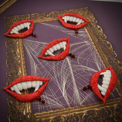 【ドラキュラの口づけ】刺繍ブローチ♪Happy Halloween♪ ブローチ ソライロ刺繍 通販 19901476｜Creema(クリーマ)