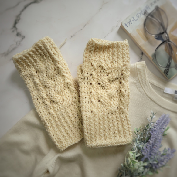 EMIM Aran ｜北欧風ケーブル編み×ウルグアイウールの大人ナチュラルなハンドウォーマー〈オフホワイト〉 手袋・ミトン atelier ...