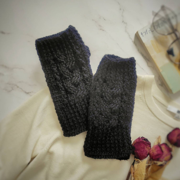 EMIM Aran ｜北欧風ケーブル編み×ウルグアイウールの大人クラシカルなハンドウォーマー〈黒/ブラック〉 手袋・ミトン atelier ...
