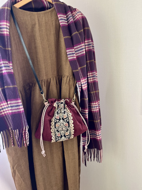 冬のおでかけに＊【ボルドー】2WAYインド刺繍巾着ショルダーバッグ クリスマス ギフト お出かけ ショルダーバッグ MeFunFinds 通販 19995041｜Creema(クリーマ)