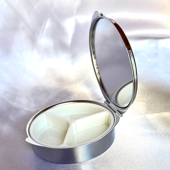 透かしパーツの鏡付きピルケースCROSS T’s blue crystal その他ケース SUGI Craft Design 通販 ...