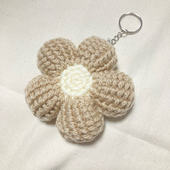 お花のキーホルダー チャーム プチギフト あみぐるみ ベージュ 白 毛糸 かぎ針編み 編み物 かぎ編み ナチュラルカラー その他雑貨 かほ ...