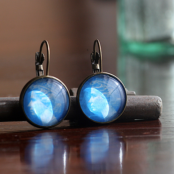 英国アンティーク切手×エリザベス女王｜ブルー系111｜小ぶり1.8cmのハンドメイドピアス・両耳セット ピアス（フック・チェーン） RORO ...